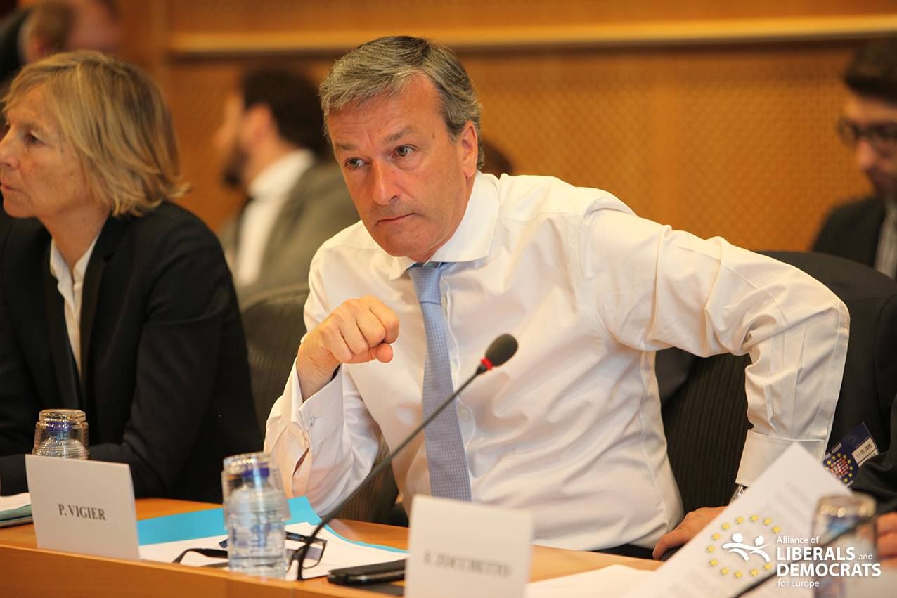 EVASION - Philippe Vigier demande des explications à Emmanuel Macron