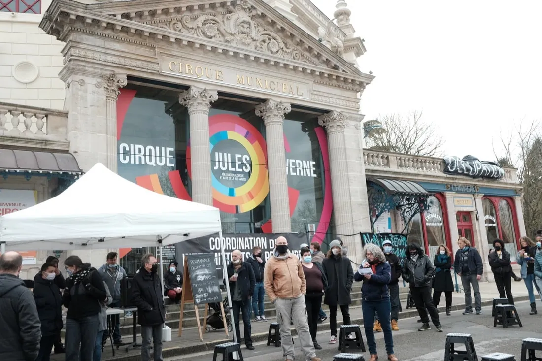 EVASION - Déjà un mois de lutte pour les artistes au Cirque Jules Verne ...